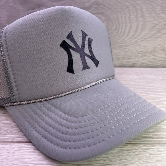 OTTO | Accessories | New York Yankees Light Gray Trucker Snapback Hat ...